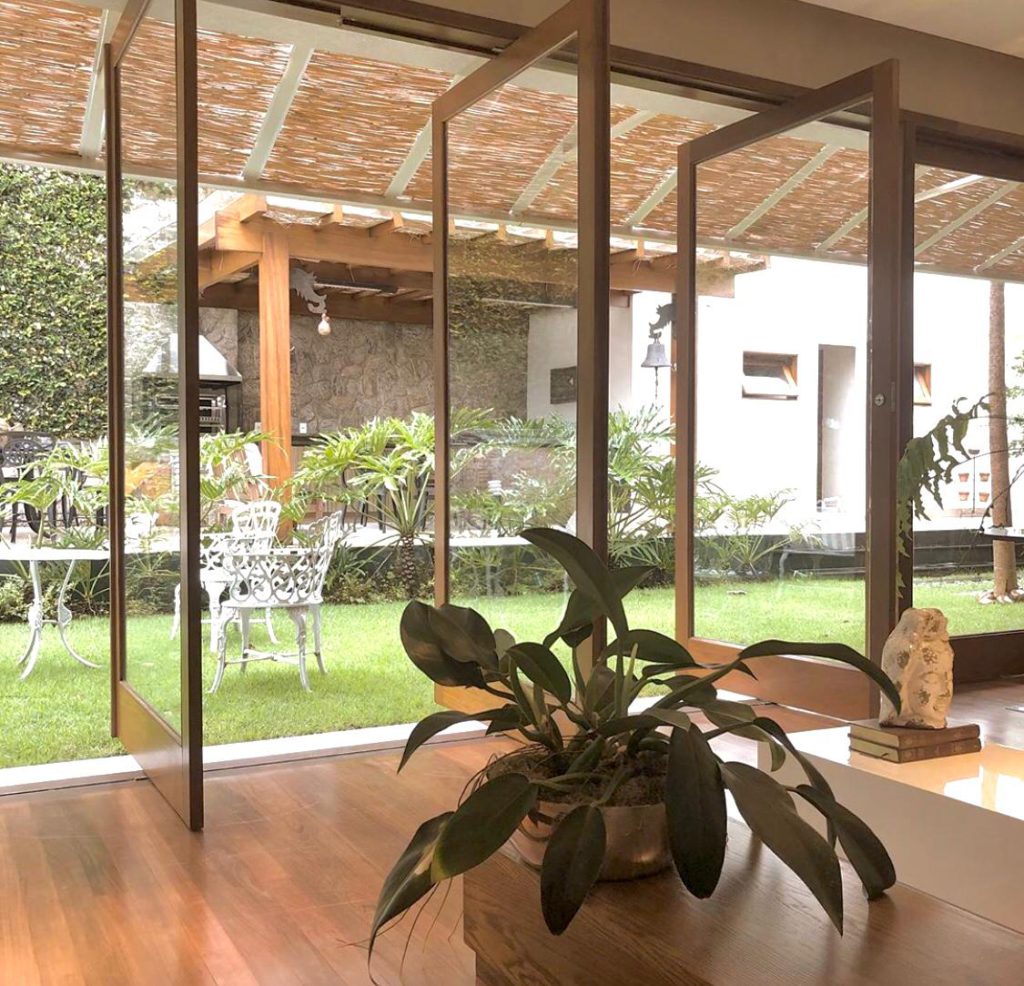 Os tipos de esquadrias de vidro presentes na Arquitetura